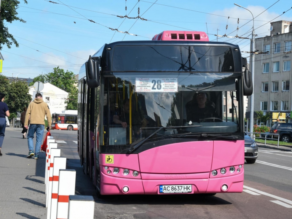 У ранковий час з мікрорайону ЛПЗ можна виїхати лише двома маршрутками ...